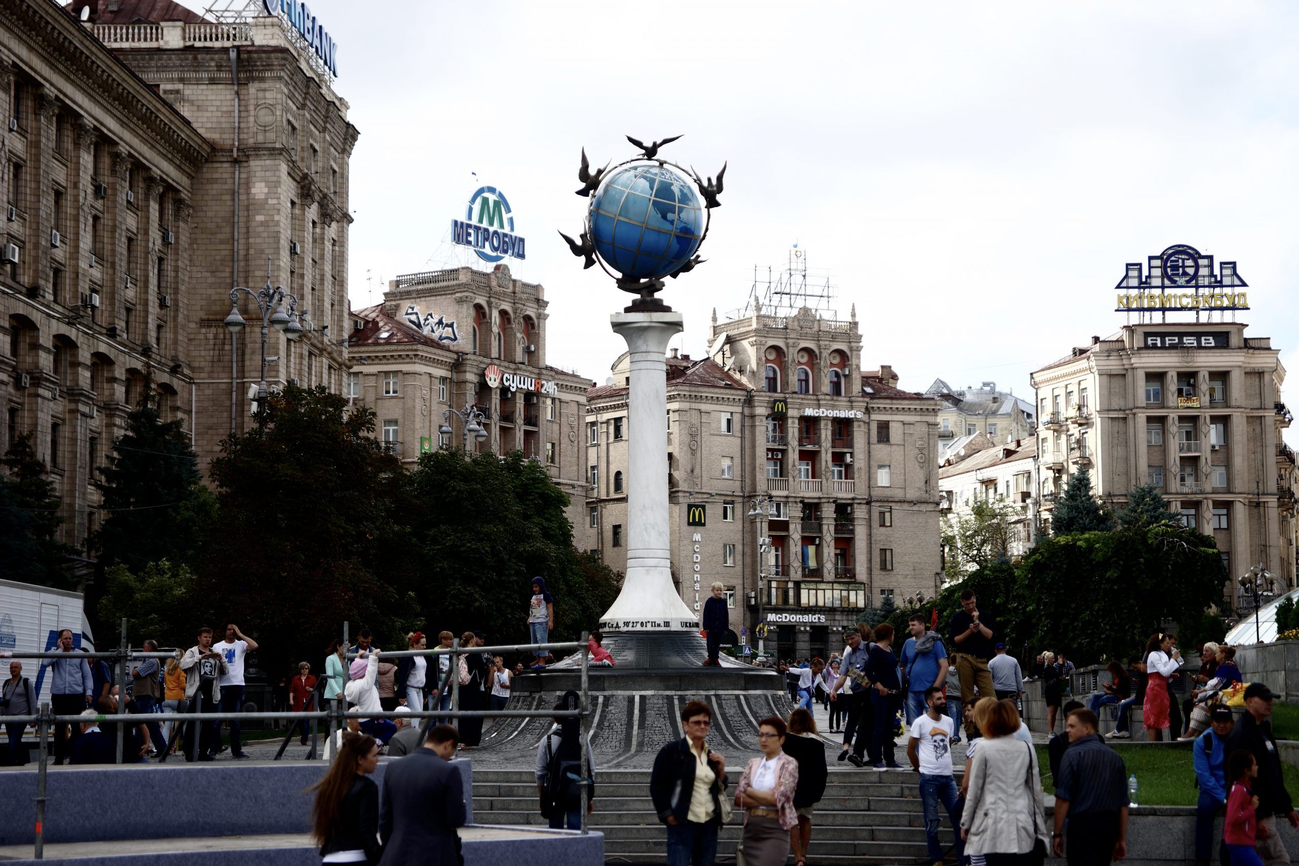 Monumento dedicado al planeta, en la plaza de la independencia de Kiev ...